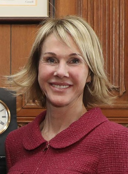 Donald Trump o nominalizează pe diplomata Kelly Knight Craft în postul ...