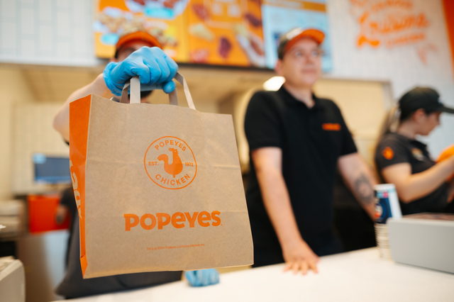 FOTO Popeyes continuă extinderea în România și deschide primul ...