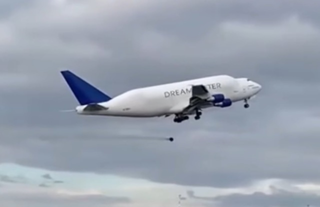 Avion - Un Boeing 747 și-a pierdut o roată la decolare. Avionul și-a ...