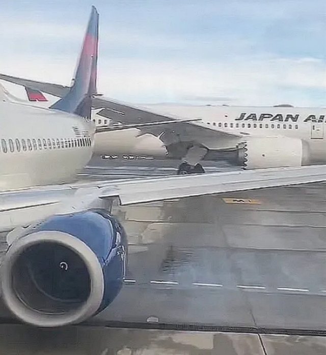 VIDEO Două avioane s-au acroșat pe pista aeroportului din Seattle, spre ...