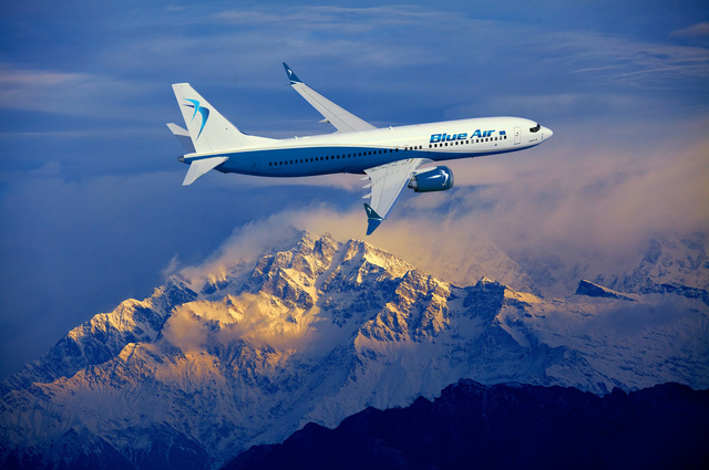 Blue Air trăiește: Vinde din avioane | PROFIT.ro