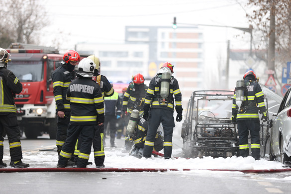 Imagini cu incendiul la mașina electrică, din capitală FOTO | PROFIT.ro