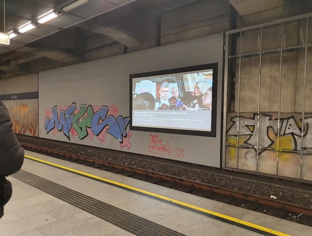 FOTO INEDIT Călătorii cu metroul din Viena urmăresc de pe peron ...