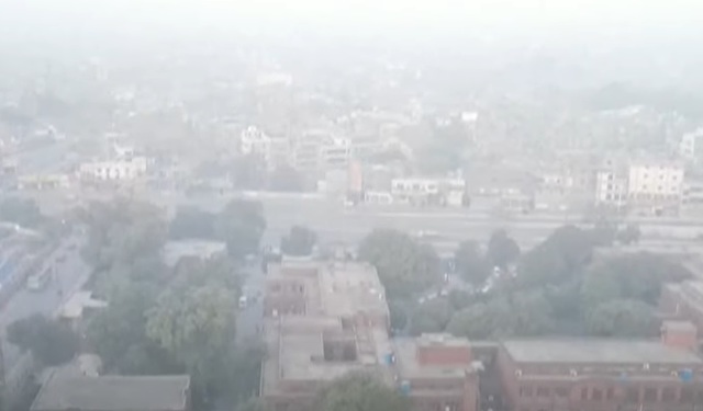 VIDEO Smogul toxic învăluie capitala Indiei; autoritățile iau în calcul ...