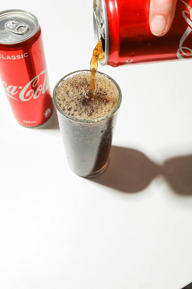 Coca Cola schimbă strategia - Urmează o versiune îndulcită cu zahăr de ...