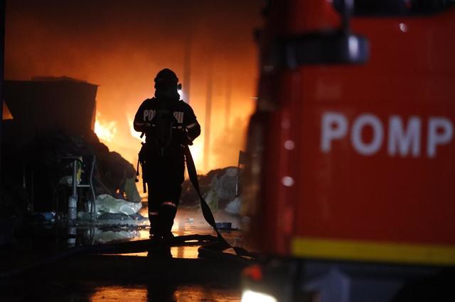 Incendiu de proporţii la un depozit de mobilă din Zona Industrială a ...