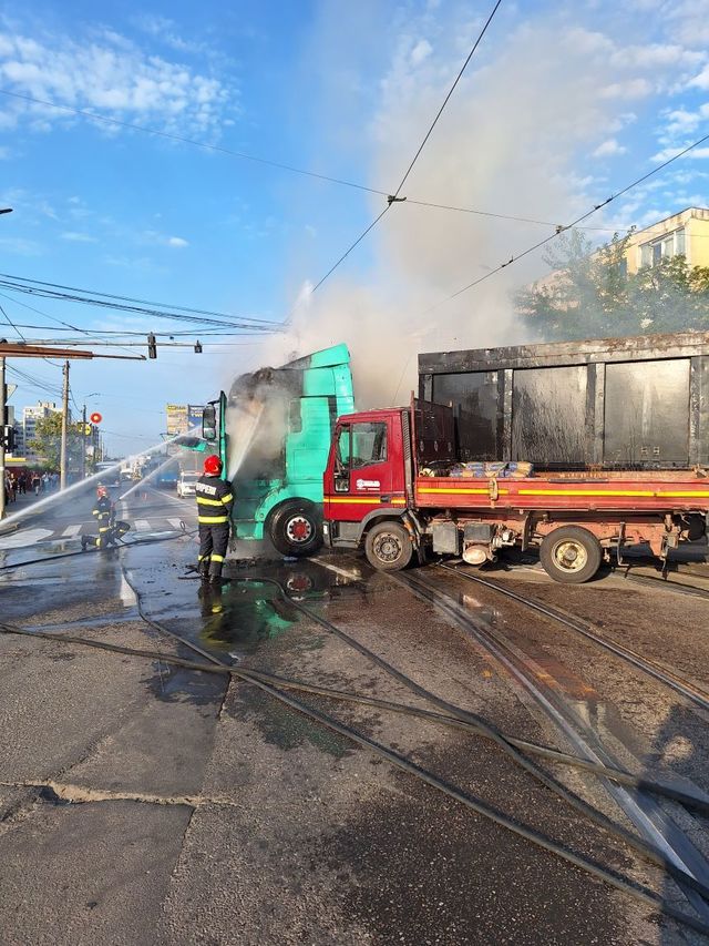 UPDATE - Iaşi - Accident între un autocamion şi două autoturisme, urmat ...