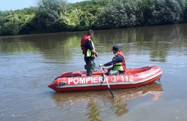 UPDATE - Arad: Două cadavre, scoase de pompieri din râul Mureş ...