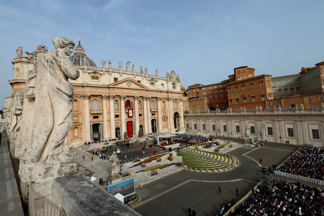 Angajaţii Vaticanului se plâng de reguli prea restrictive şi promovări ...