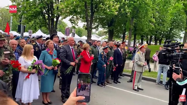 Marş de 9 Mai cu simboluri interzise şi muzică sovietică, la Chişinău ...