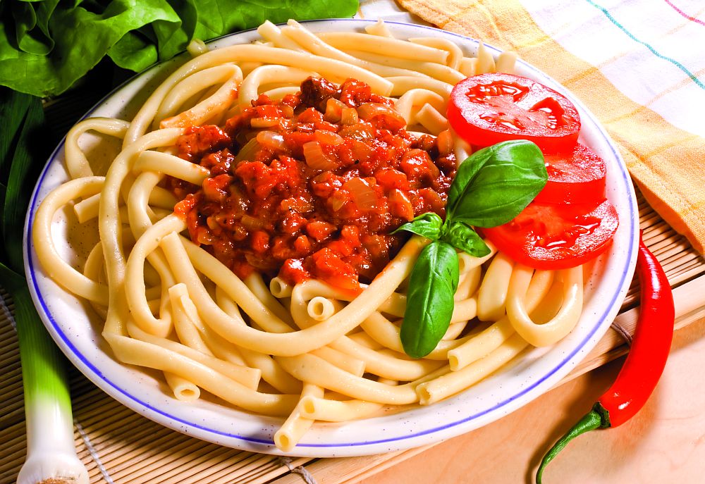 Macaroane cu carne şi sos de roşii